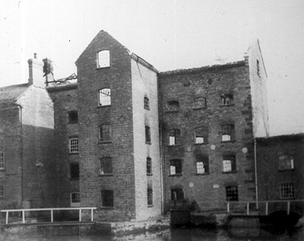 ALBERT GUDGIN & HIS FAMILY AT OLNEY MILL