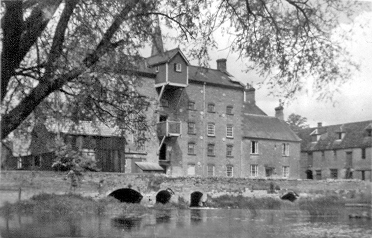 ALBERT GUDGIN & HIS FAMILY AT OLNEY MILL